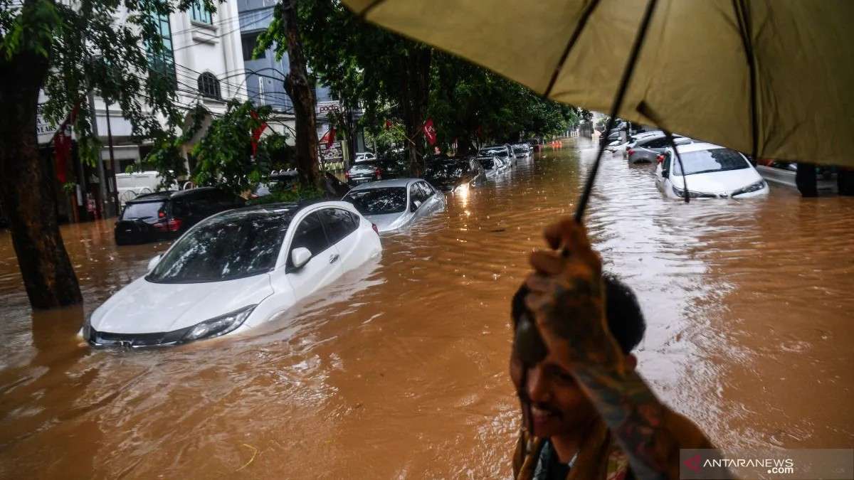 Mobil Terendam Banjir? Simak Efek dan Cara Penanganannya
