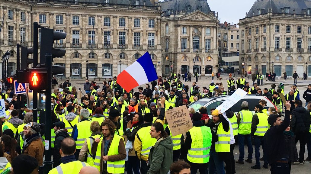 Fakta | Mengenal Rompi Kuning, Aksi yang Disorot Gibran dalam Debat ...